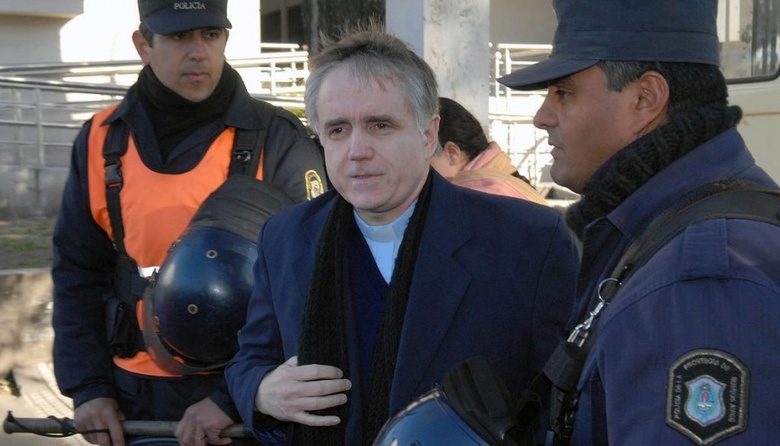 Ordenan incluir al sacerdote Julio Grassi en el registro genético de ...