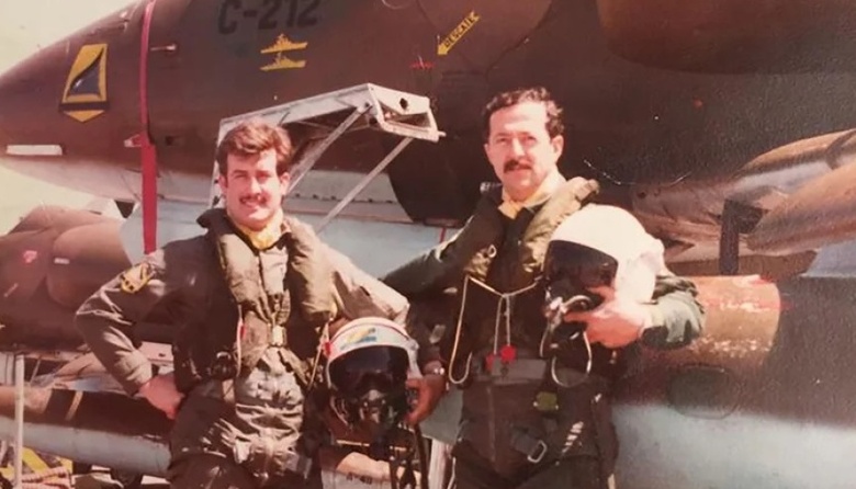 El piloto de Malvinas que con un avión de 1960 y esquivando un misil ...
