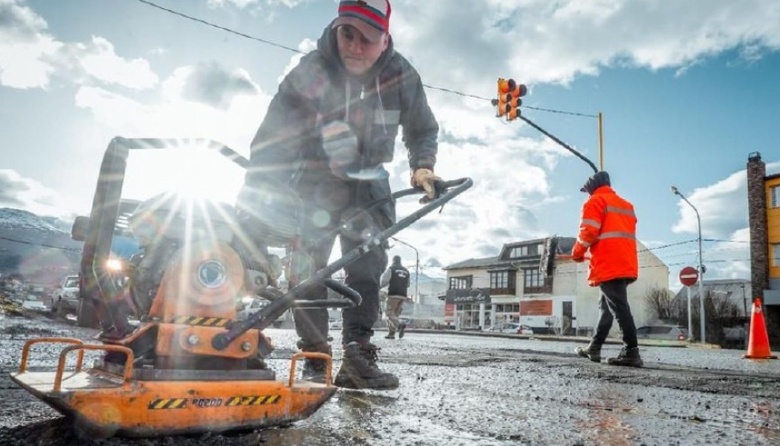 Continúa el bacheo de calles deterioradas - Argentina Online