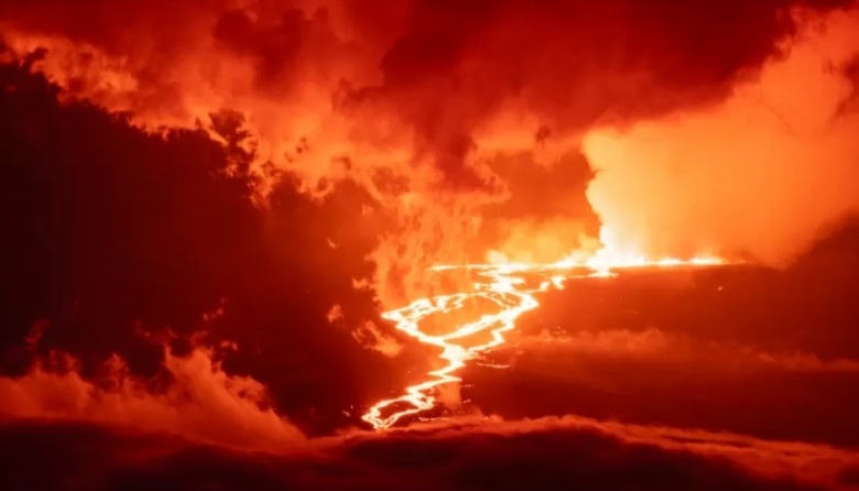 El mayor volcán activo en el mundo entra en erupción por primera vez en ...